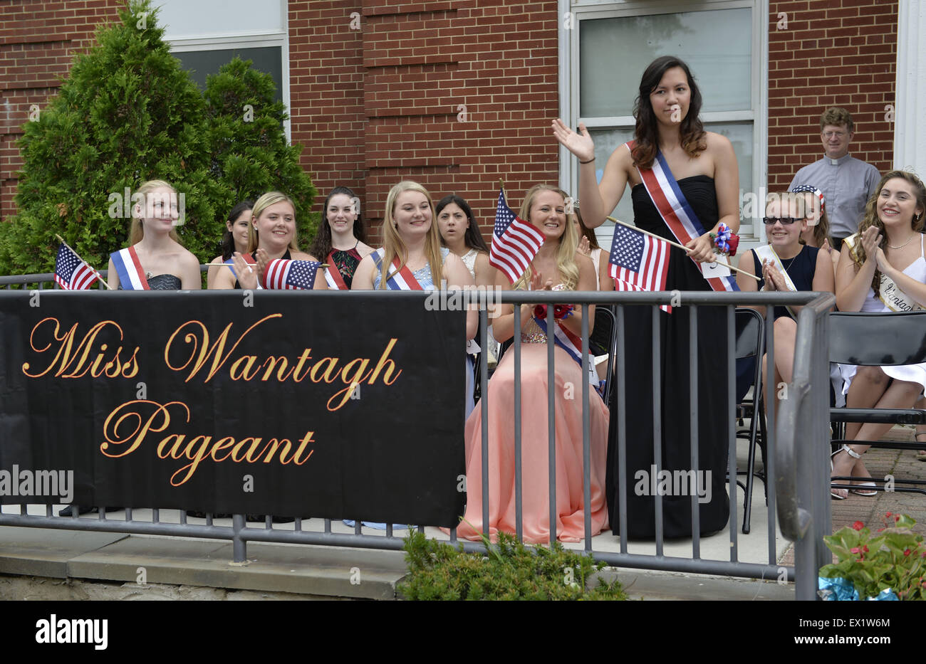 Wantagh, New York, USA. 4th July, 2015. KERI BALNIS, at extreme left ...