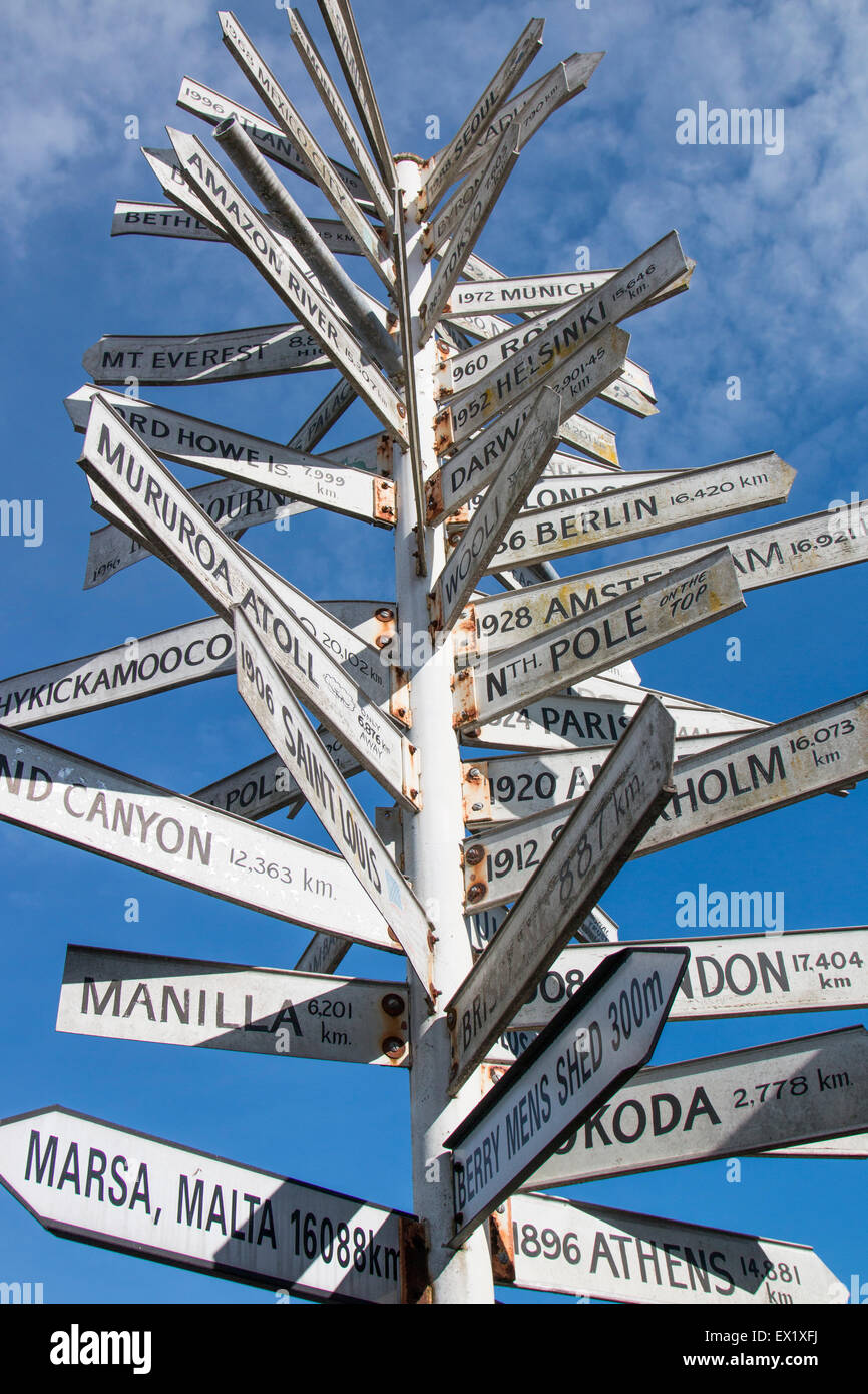 Multiple direction signs hi-res stock photography and images - Alamy
