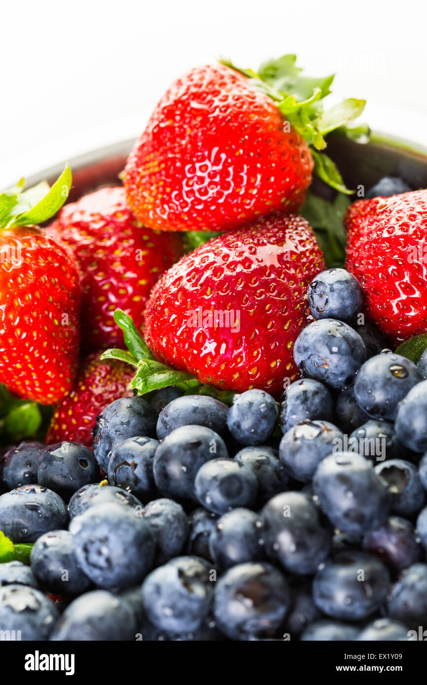 Colander with washed organic berries Stock Photo - Alamy