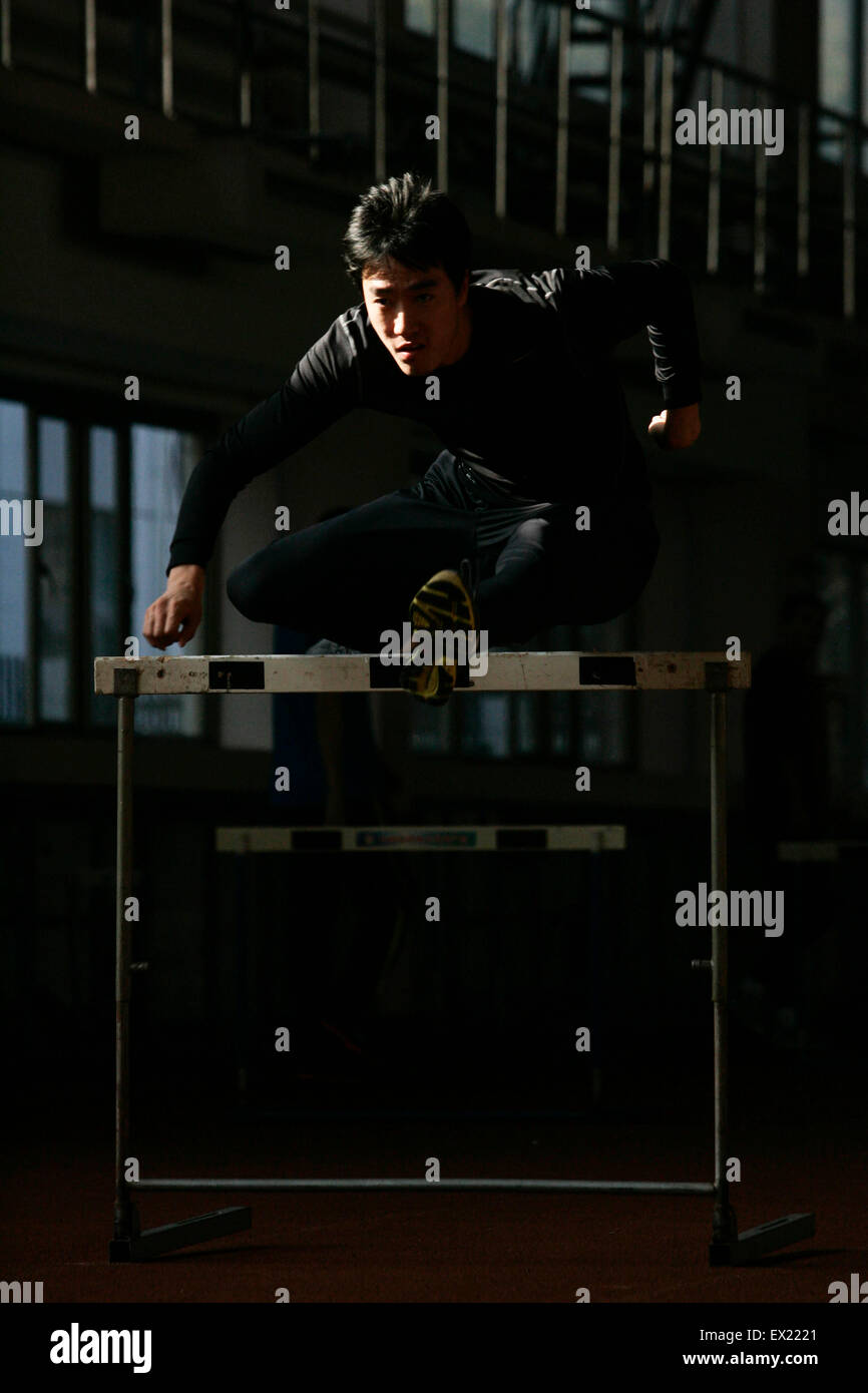 liu xiang, china 110m hurdler, carries out the first openning training ...