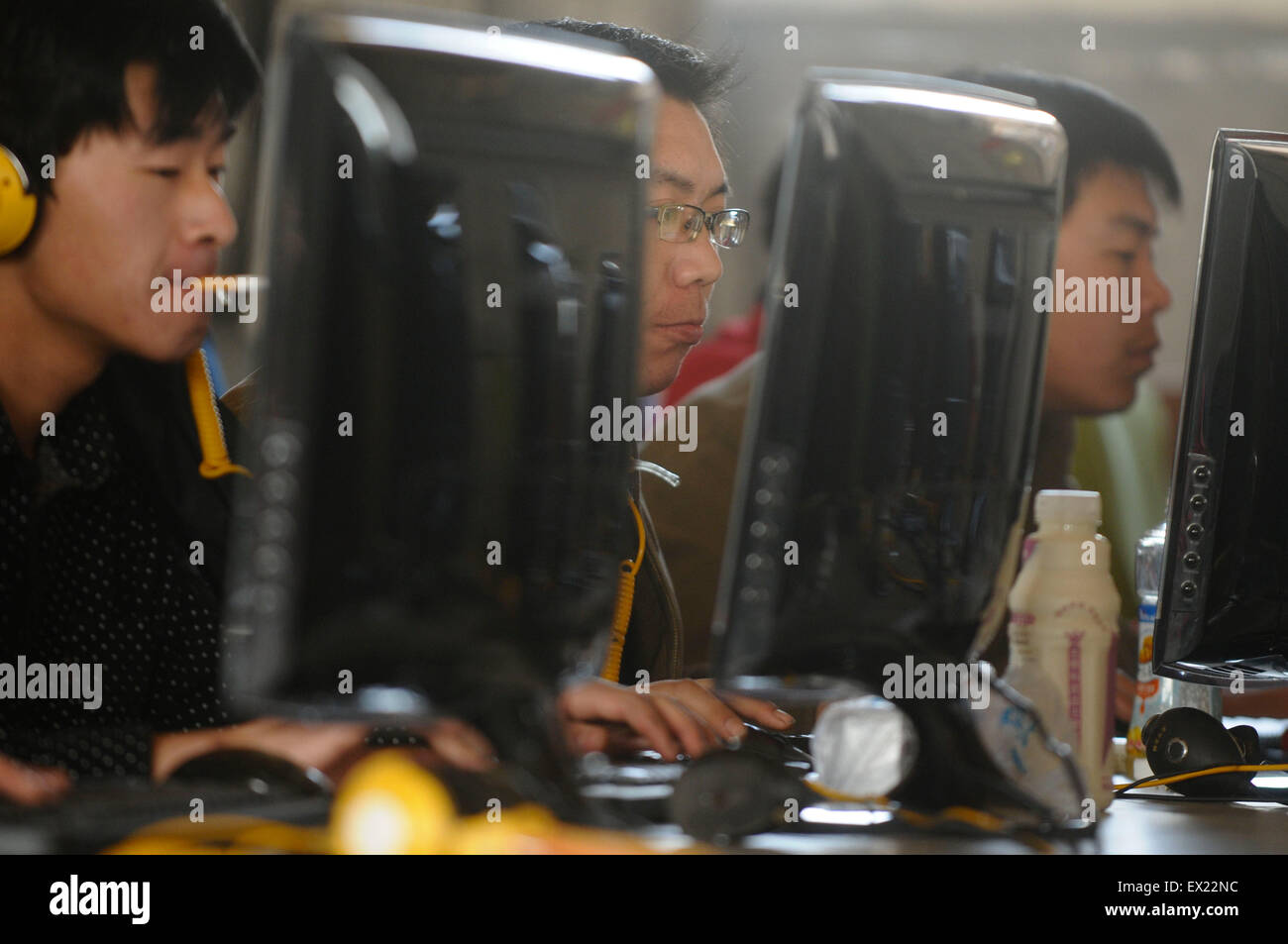 China internet cafe hi-res stock photography and images - Alamy