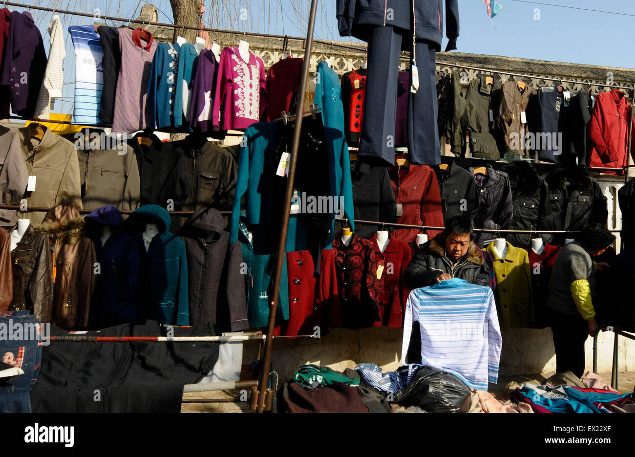 Street clothes vendor hi-res stock photography and images - Alamy