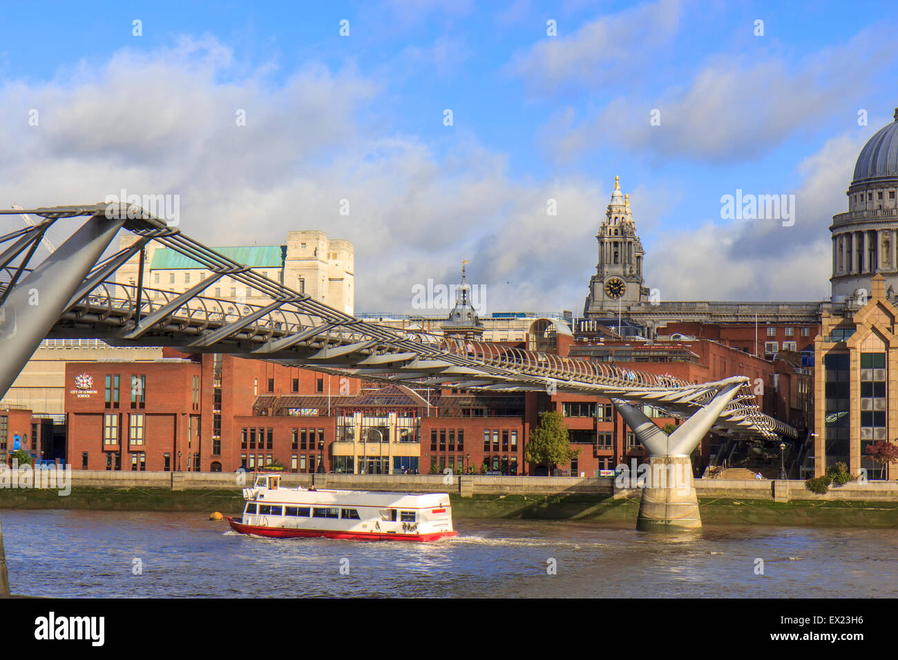 New millenium bridge hi-res stock photography and images - Alamy