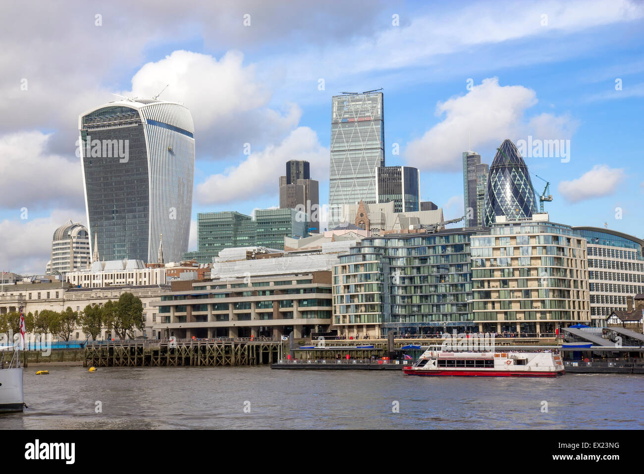 London reflection building day light hi-res stock photography and ...