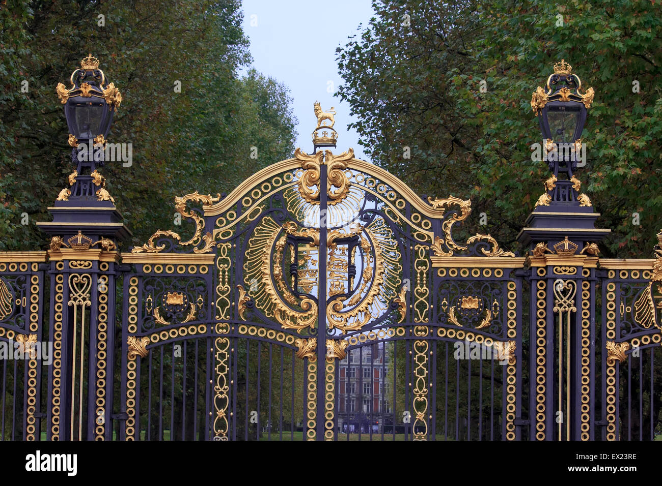 Entrance gate in Buckingham palace Stock Photo - Alamy