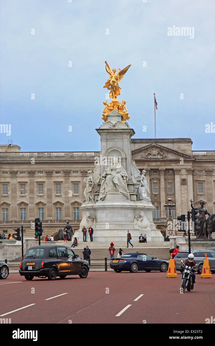 The victoria memorial is a sculpture dedicated to queen victoria hi-res ...