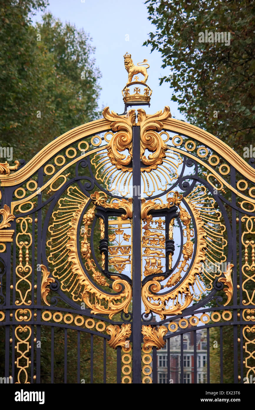 Detail from entrance gate in Buckingham palace Stock Photo - Alamy