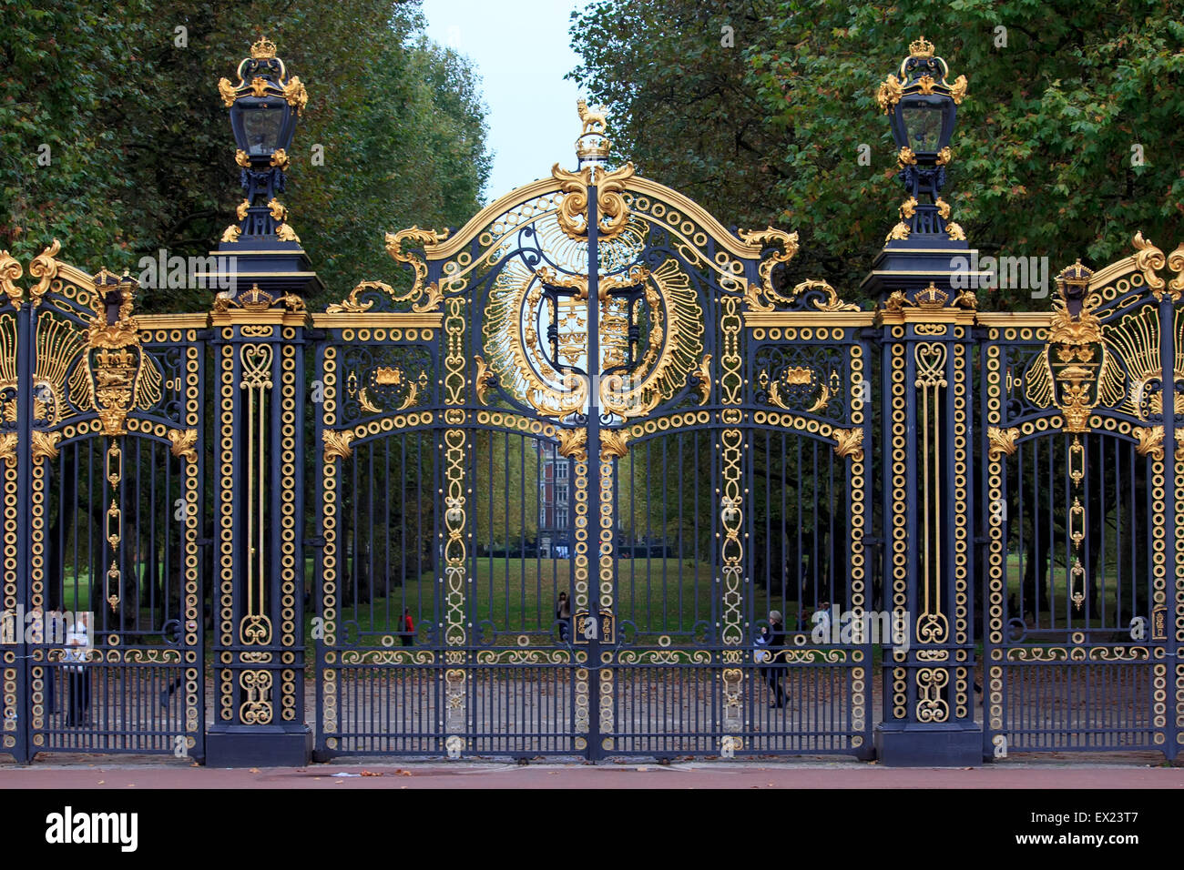 Entrance gate in Buckingham palace Stock Photo - Alamy