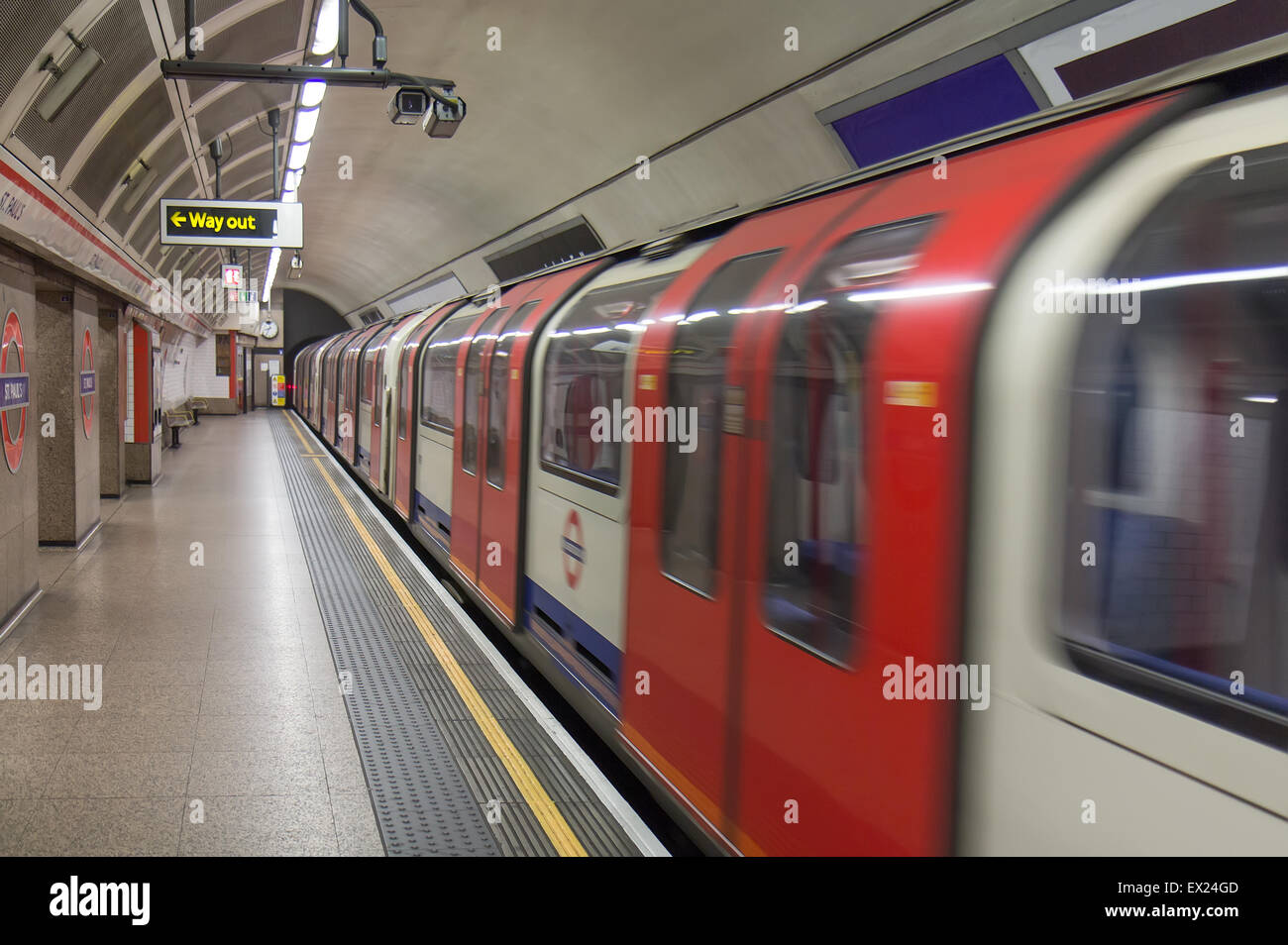 London Underground station interior Stock Photo - Alamy