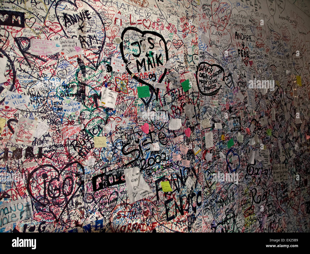 Wall with romantic messages at Juliet's House, Romeo and Juliet. Verona ...
