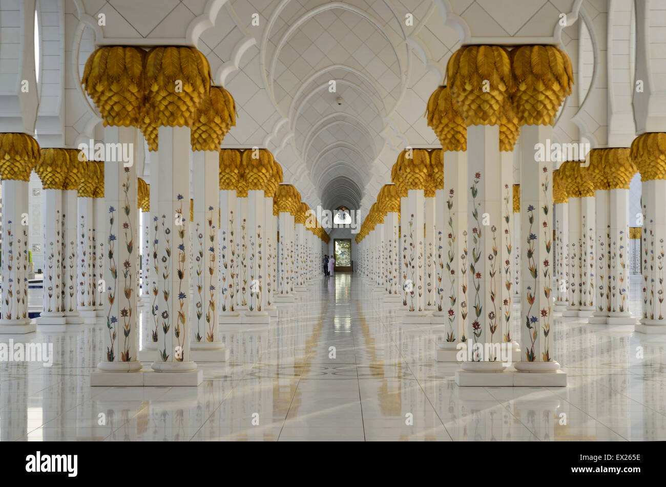 Sheikh zayed mosque interior columns hi-res stock photography and ...