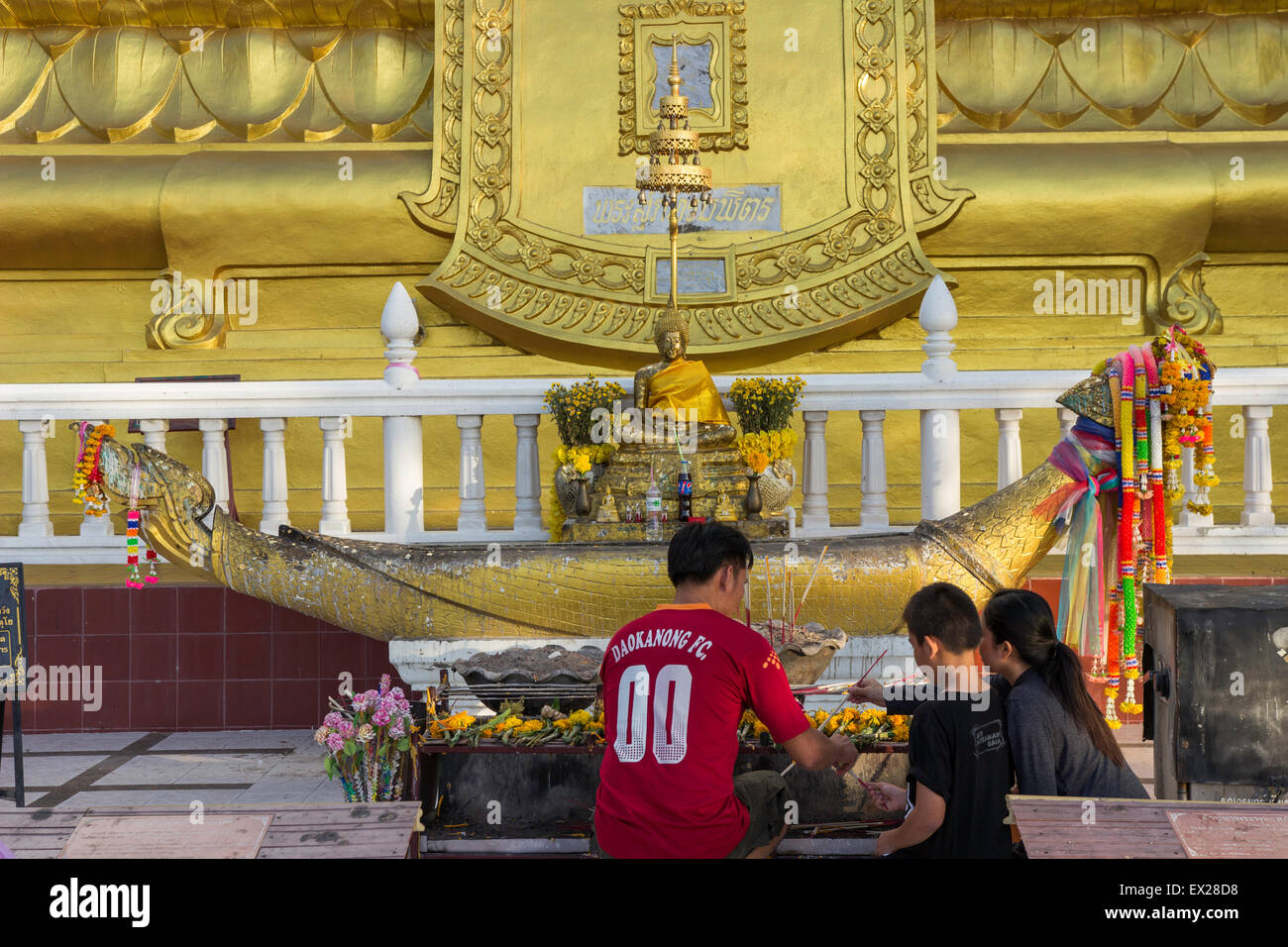Buddha statue pray Stock Photo - Alamy