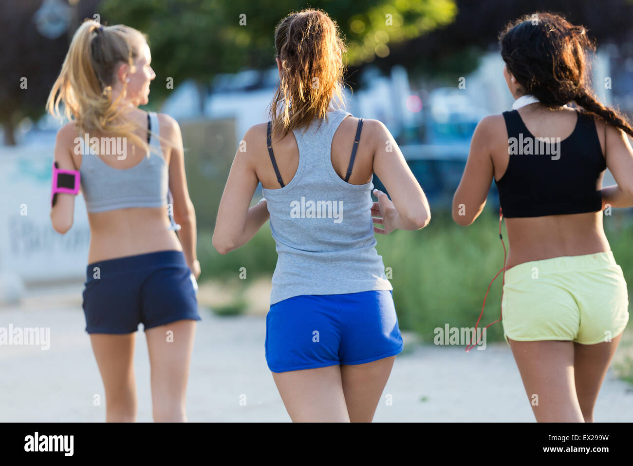 Women park hi-res stock photography and images - Alamy