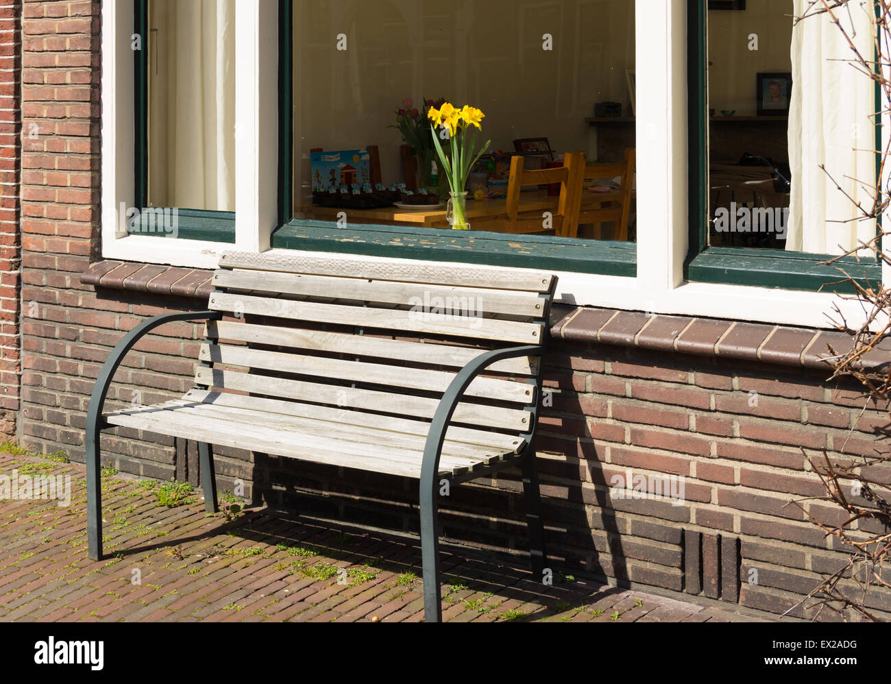 Bench in front of house hi-res stock photography and images - Alamy