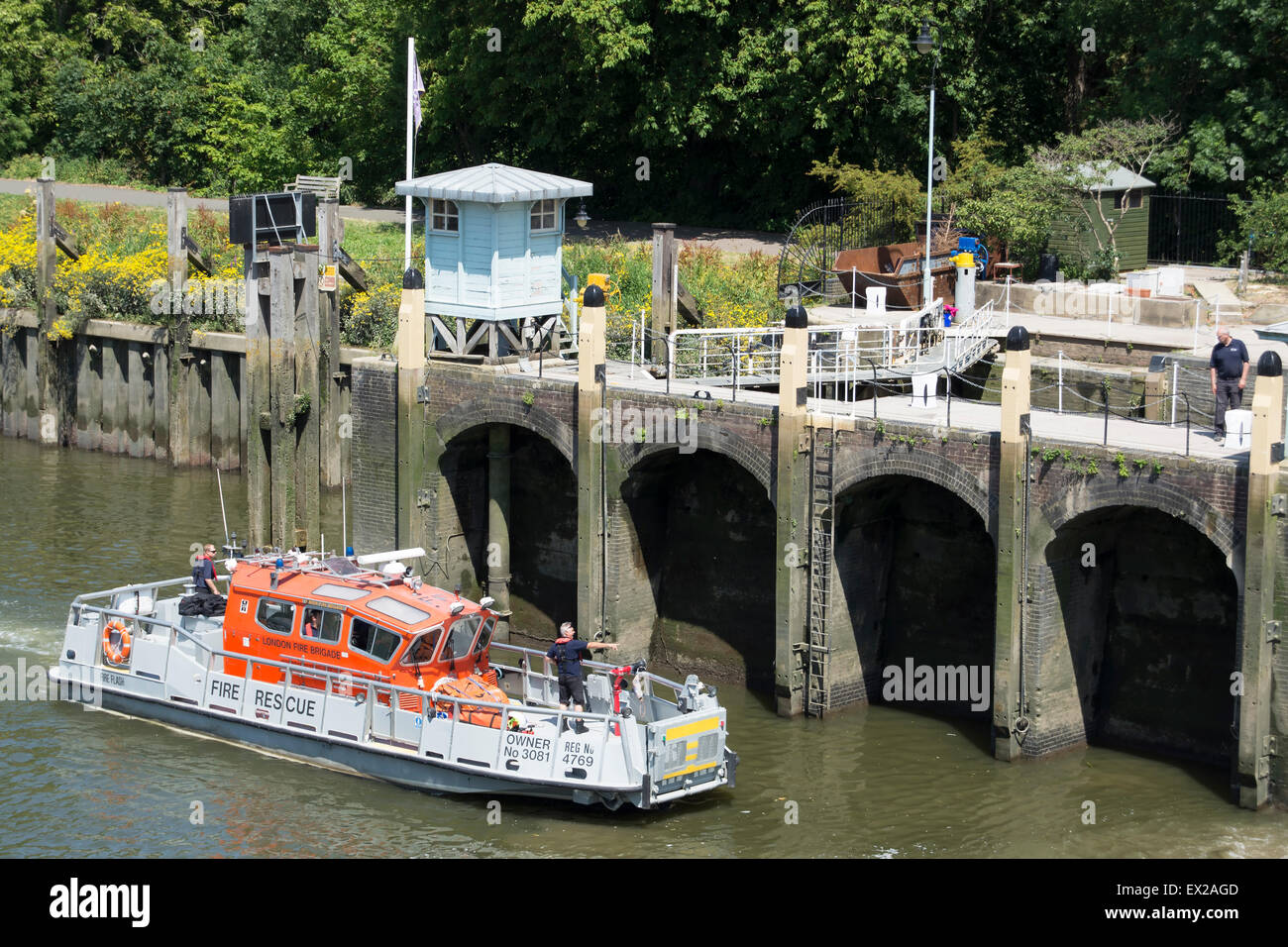 London fire brigades fire rescue boat hi-res stock photography and ...