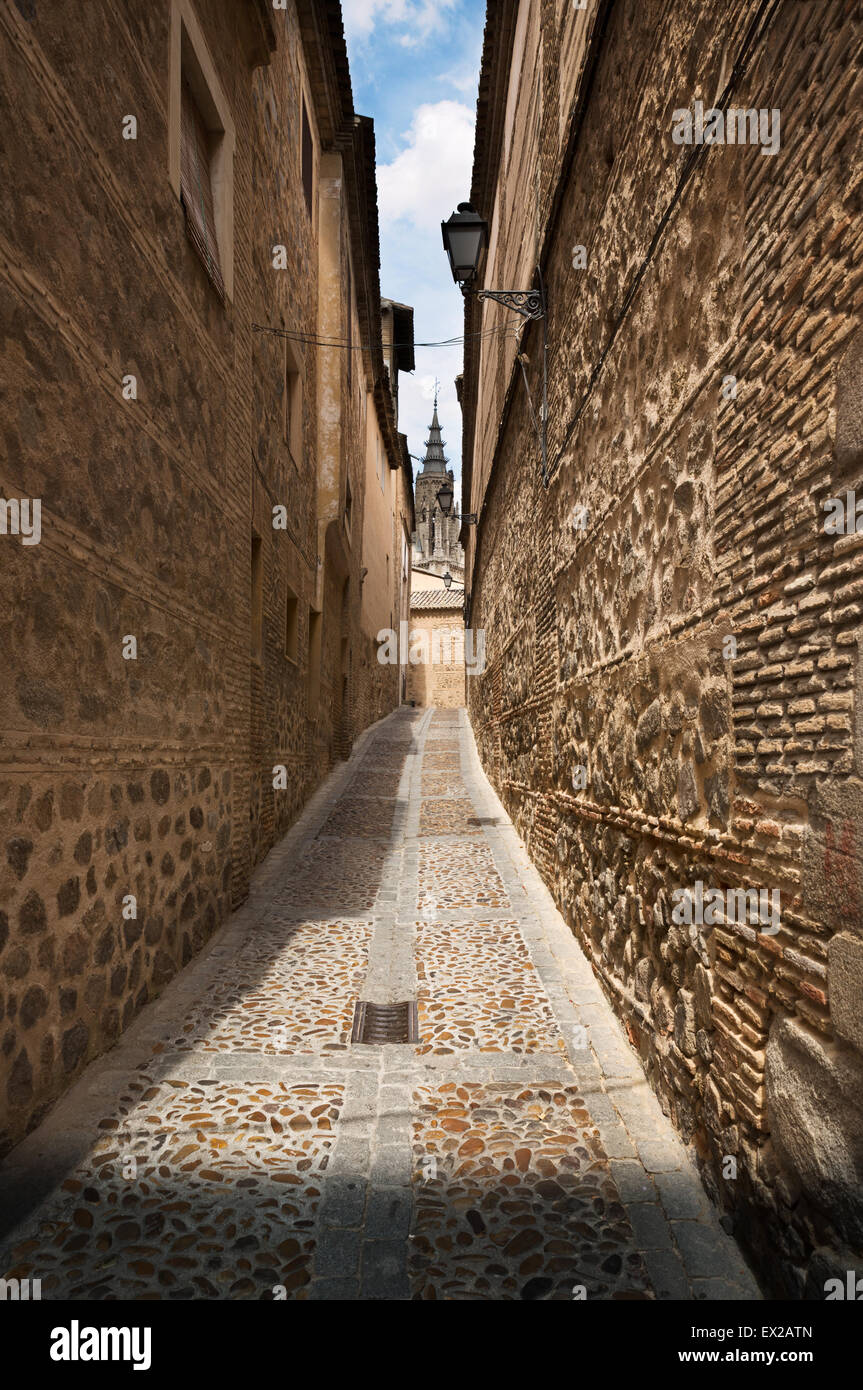 Old narrow lane hi-res stock photography and images - Alamy