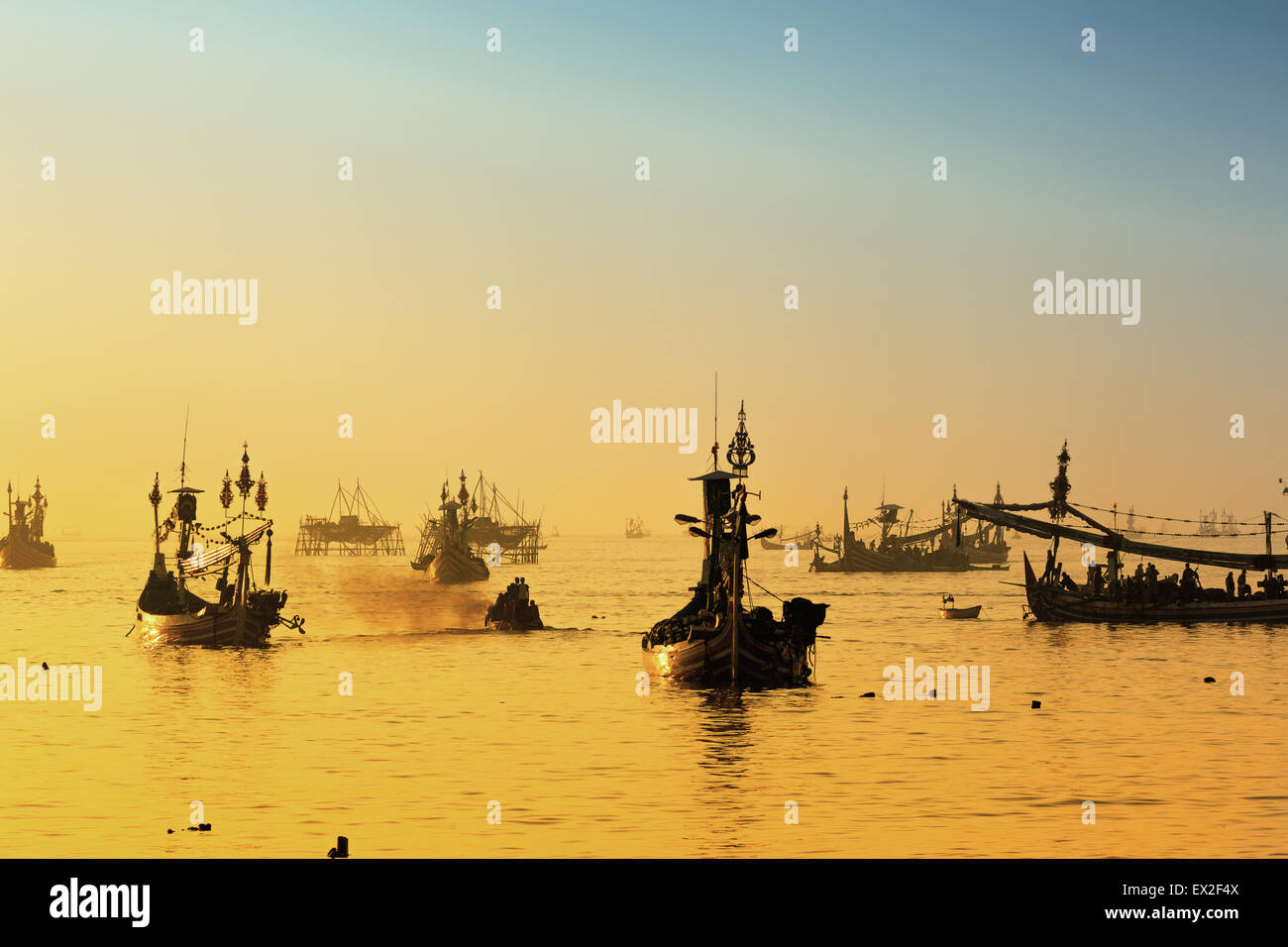 Ocean vessel sunrise hi-res stock photography and images - Alamy