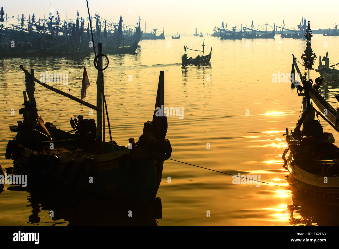 Ocean vessel sunrise hi-res stock photography and images - Alamy