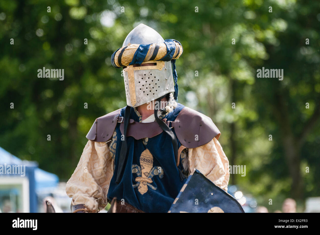 Dressed as knights hi-res stock photography and images - Alamy