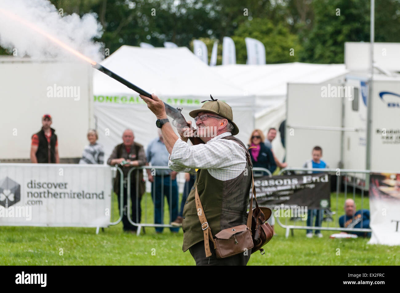 A man shoots an old fashioned double barreled shotgun Stock Photo - Alamy