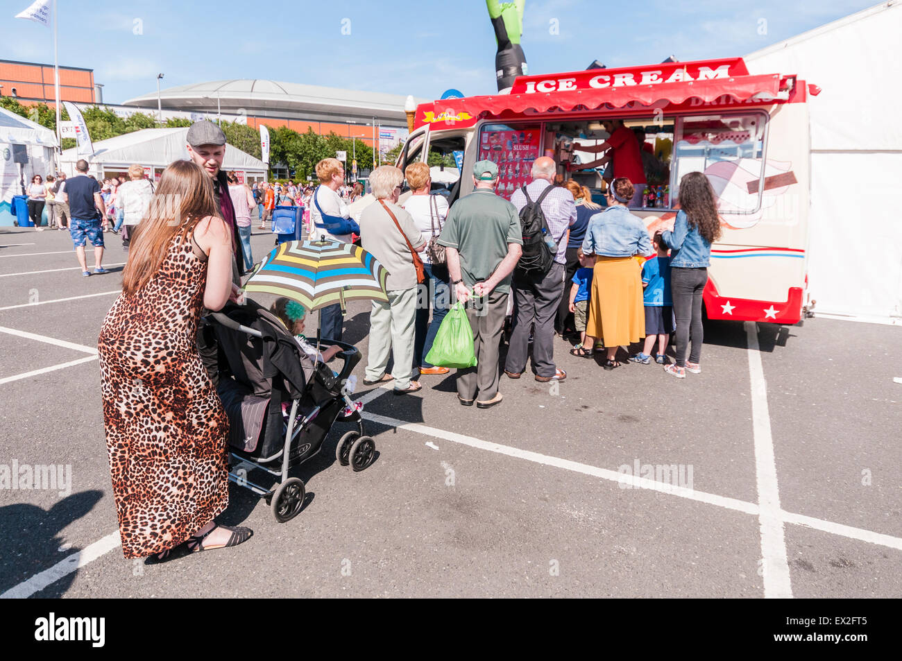 Ice cream van and queue of children hi-res stock photography and images ...