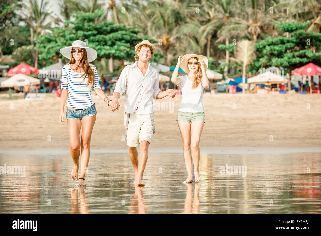 Group friends walking beach hi-res stock photography and images - Alamy