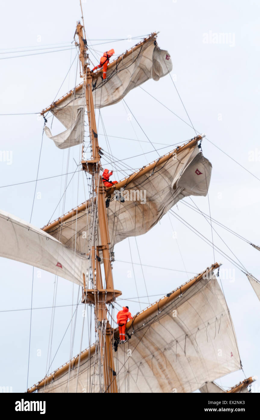 Sailor unfurling sails on sailing ship hi-res stock photography and ...