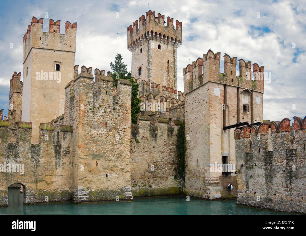 Italy medieval castle turret hi-res stock photography and images - Alamy