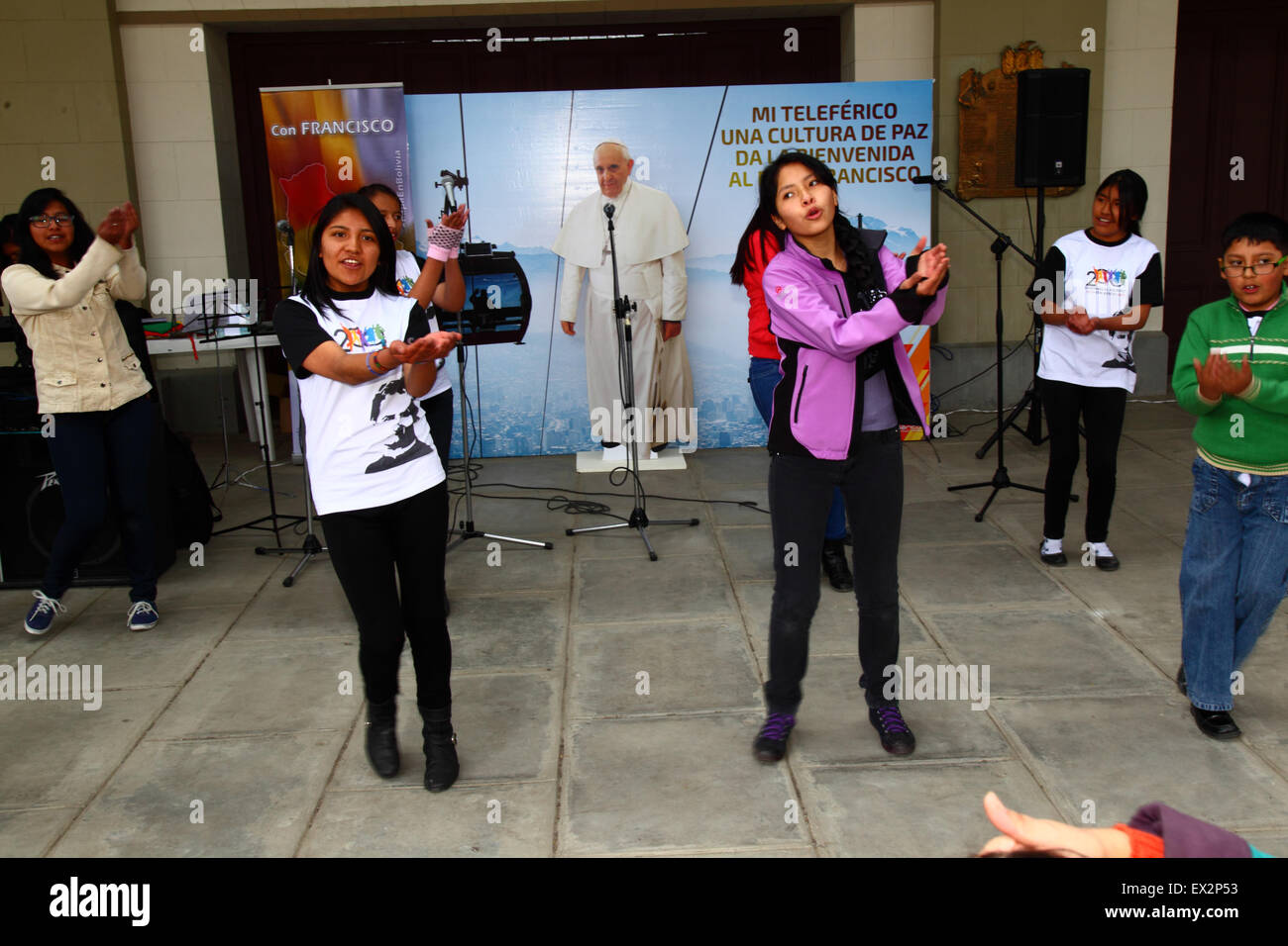 La Paz, Bolivia, 5th July 2015. College students perform the official ...