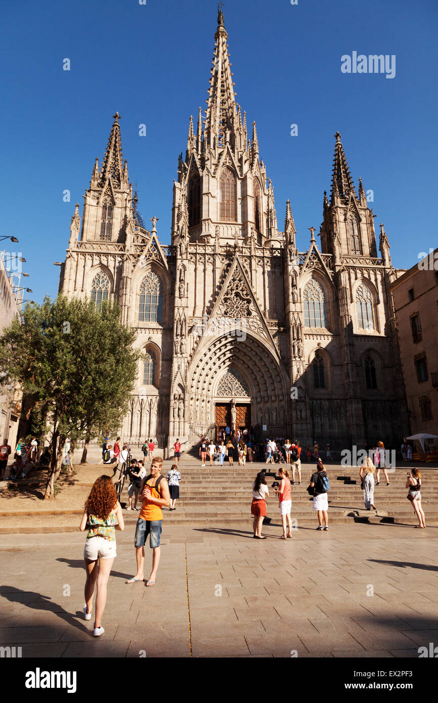 Barcelona Cathedral exterior, the Gothic Quarter ( Barri Gotic ...