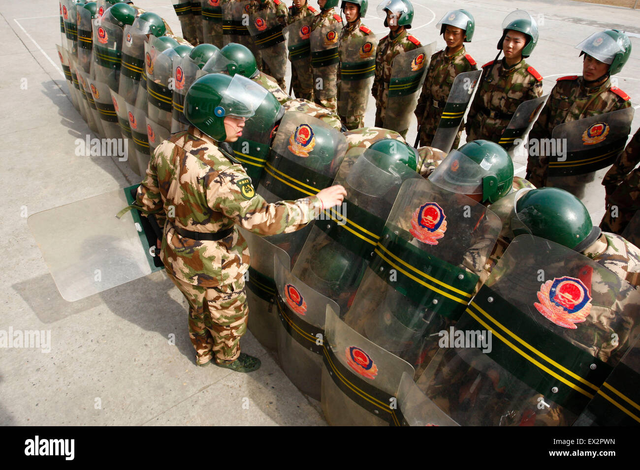 Policeman with riot shield hi-res stock photography and images - Alamy
