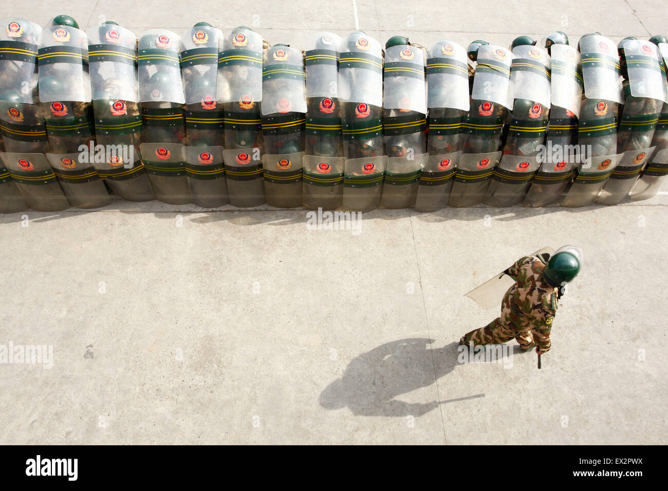 Policeman with riot shield hi-res stock photography and images - Alamy