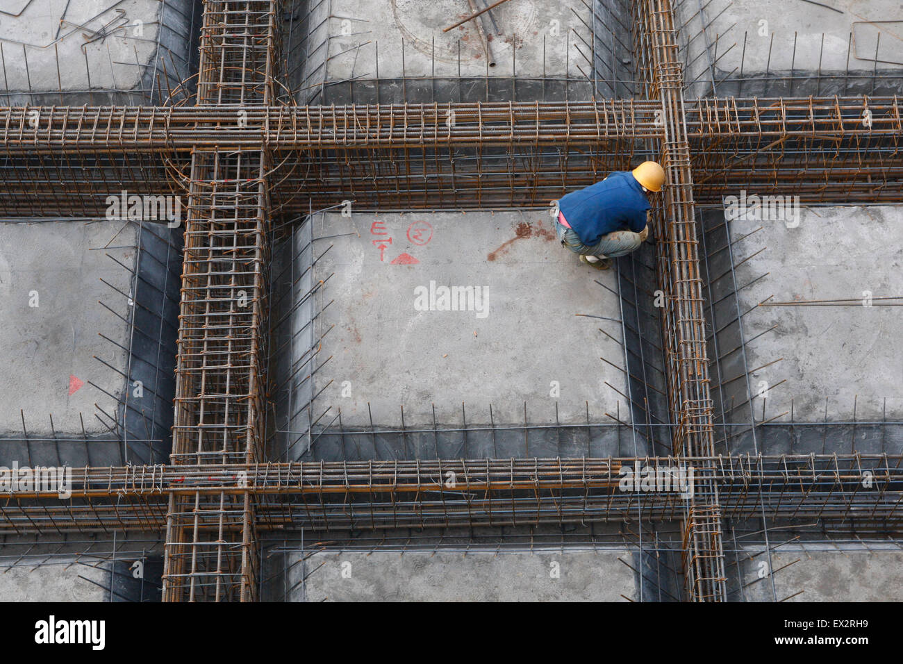 Construction labourers work hi-res stock photography and images - Alamy