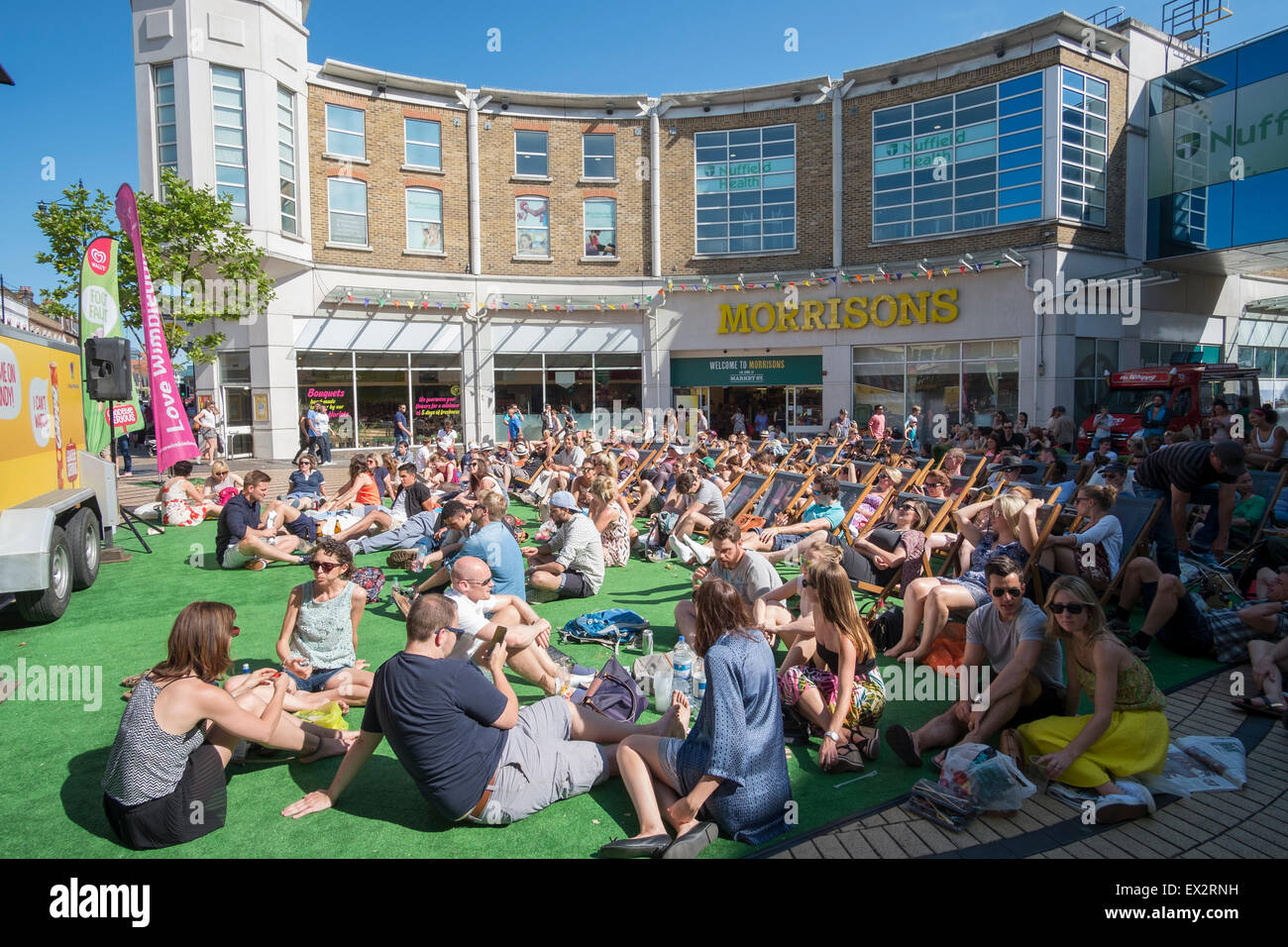 Wimbledon, London, UK. 4th July 2015. Wimbledon basks in hot sunshine ...