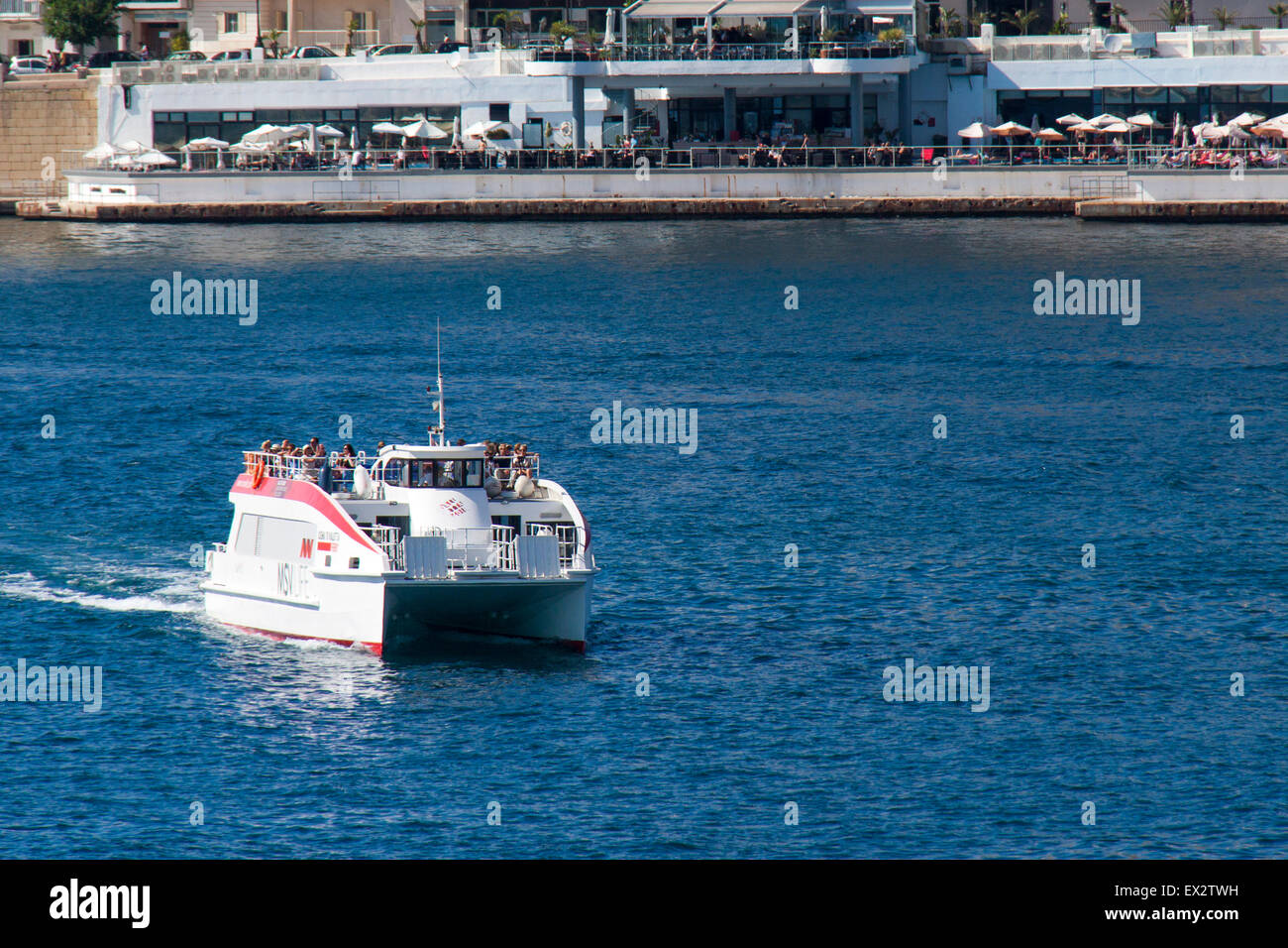 Valletta ferry service hi-res stock photography and images - Alamy