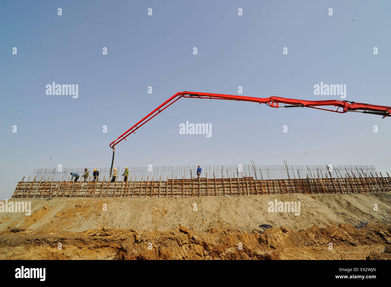 Construction labourers work hi-res stock photography and images - Alamy