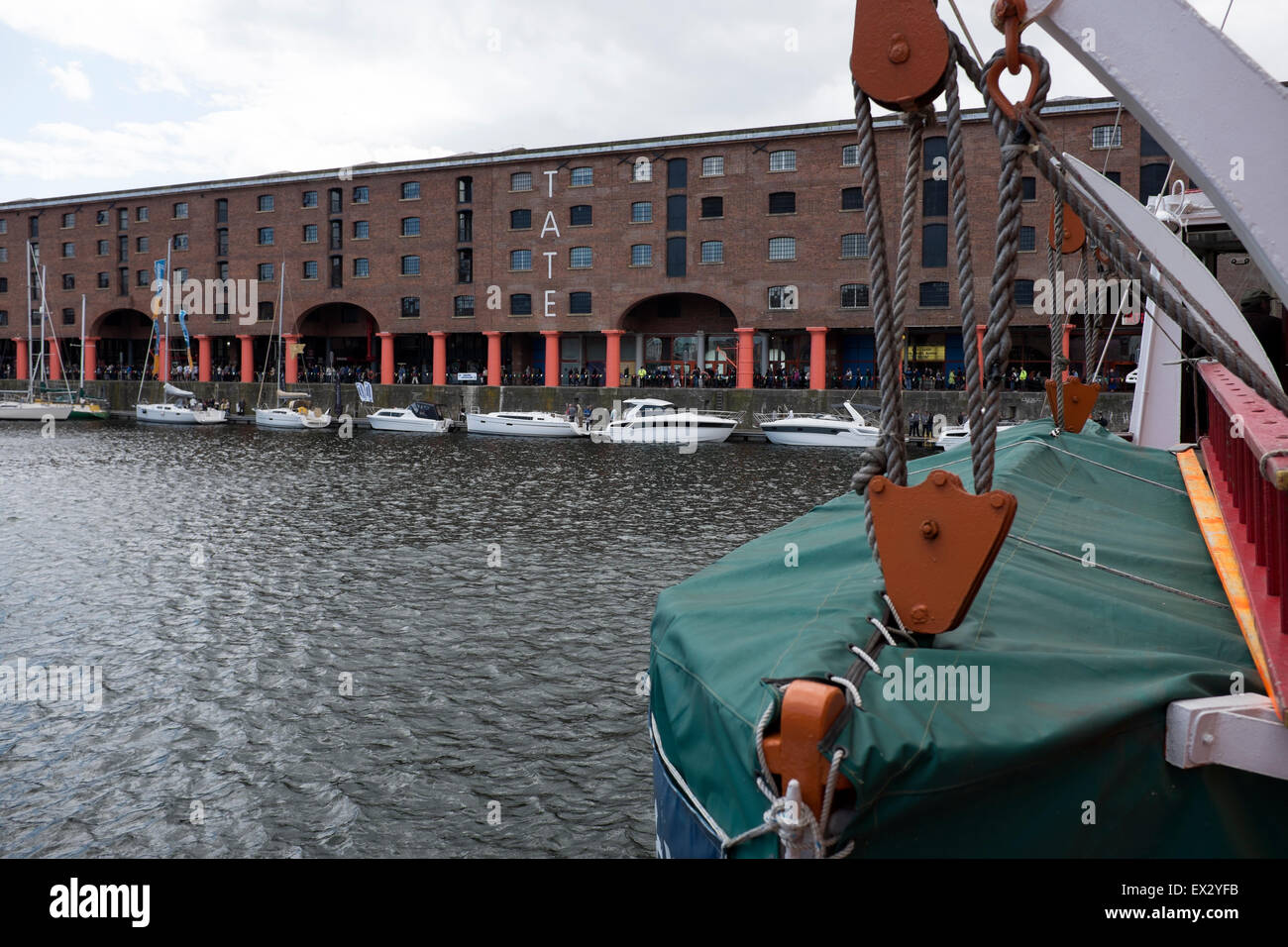 Lifeboat Wooden Vintage Ship Dock Ropes Pulley Stock Photo - Alamy