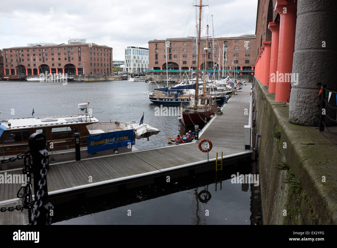 Albert dock liverpool boats hi-res stock photography and images - Alamy