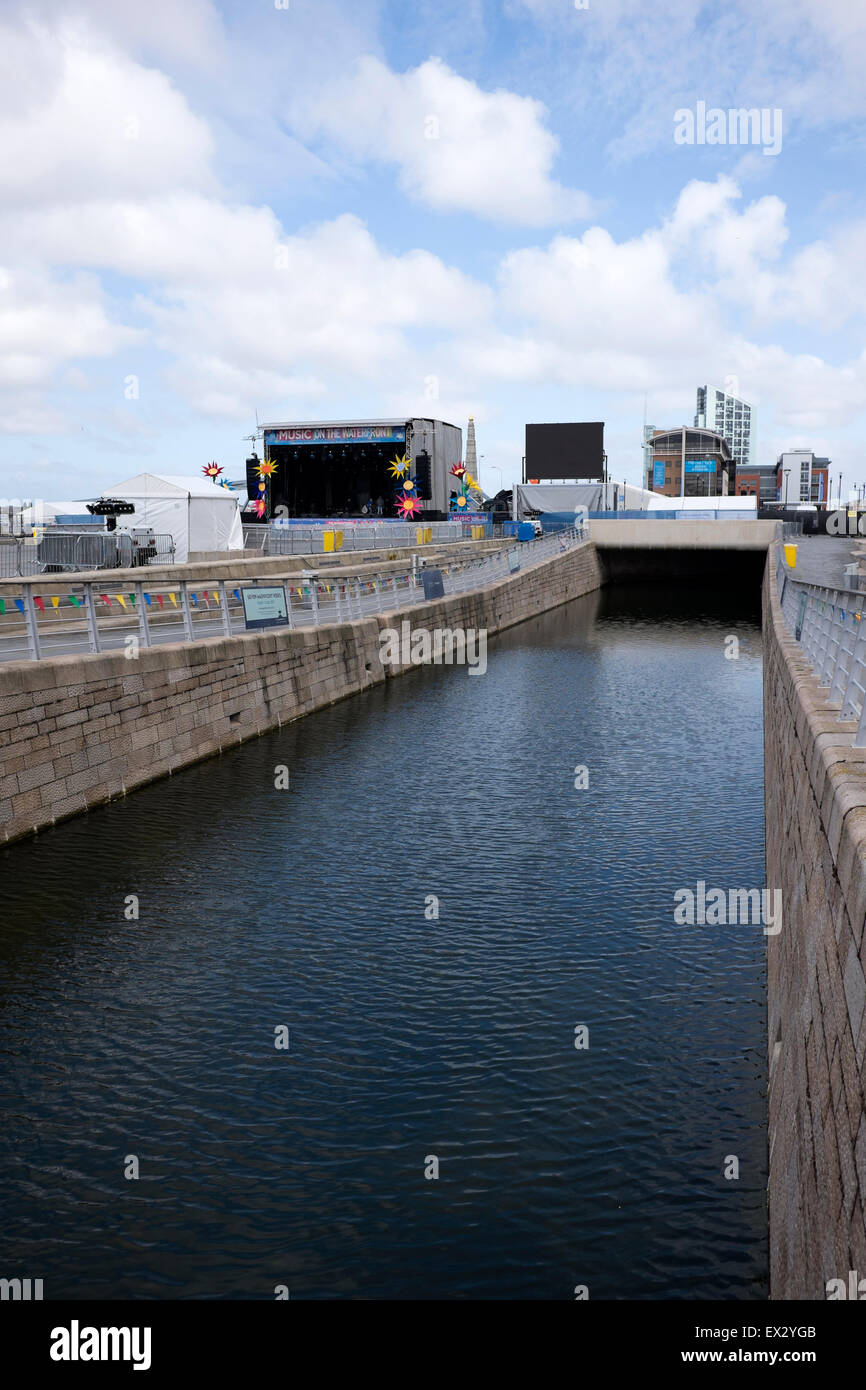 Modern Leeds Liverpool Canal Waterfront Tourists Stock Photo - Alamy