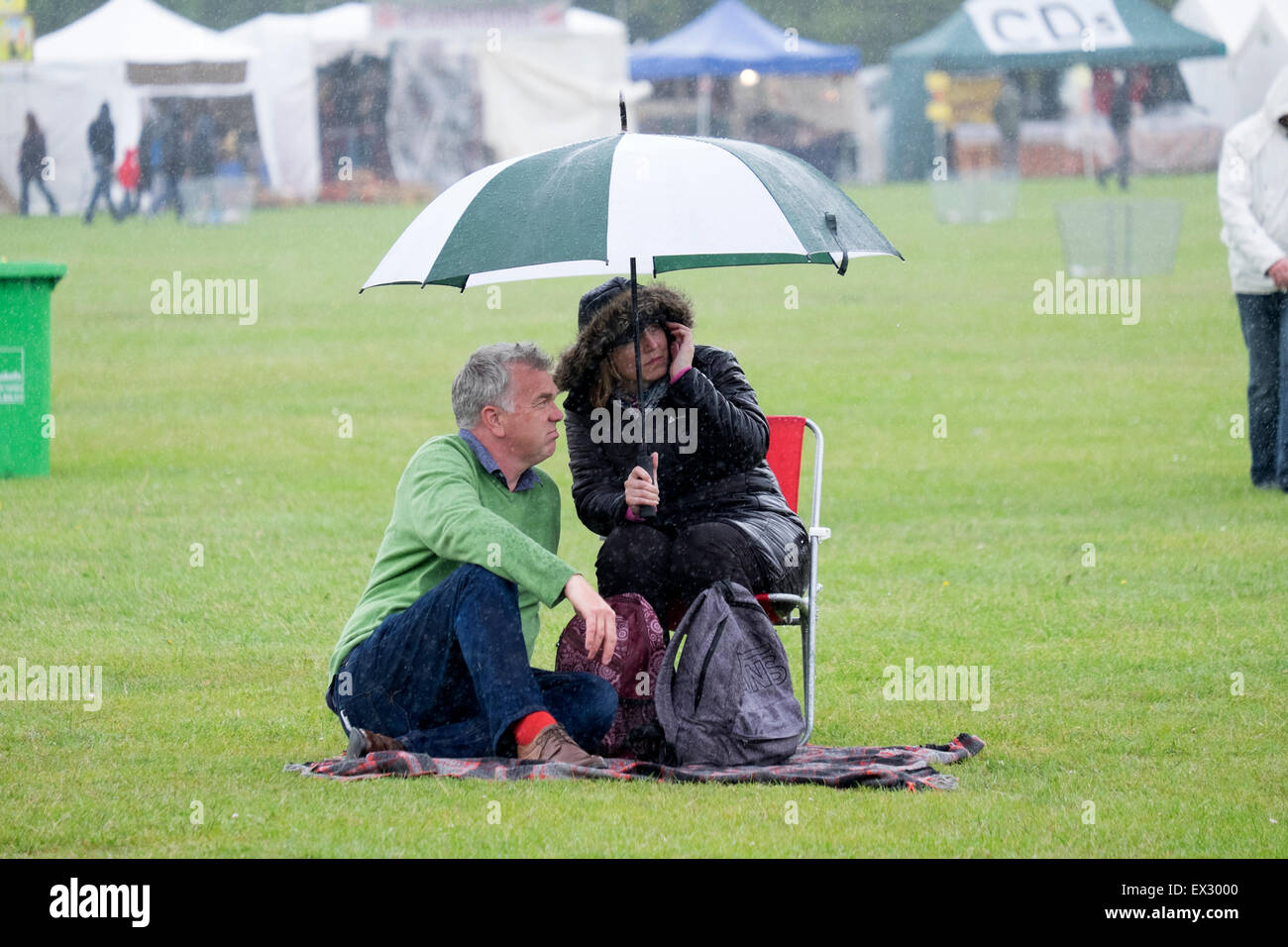 Couple in the rain hi-res stock photography and images - Alamy