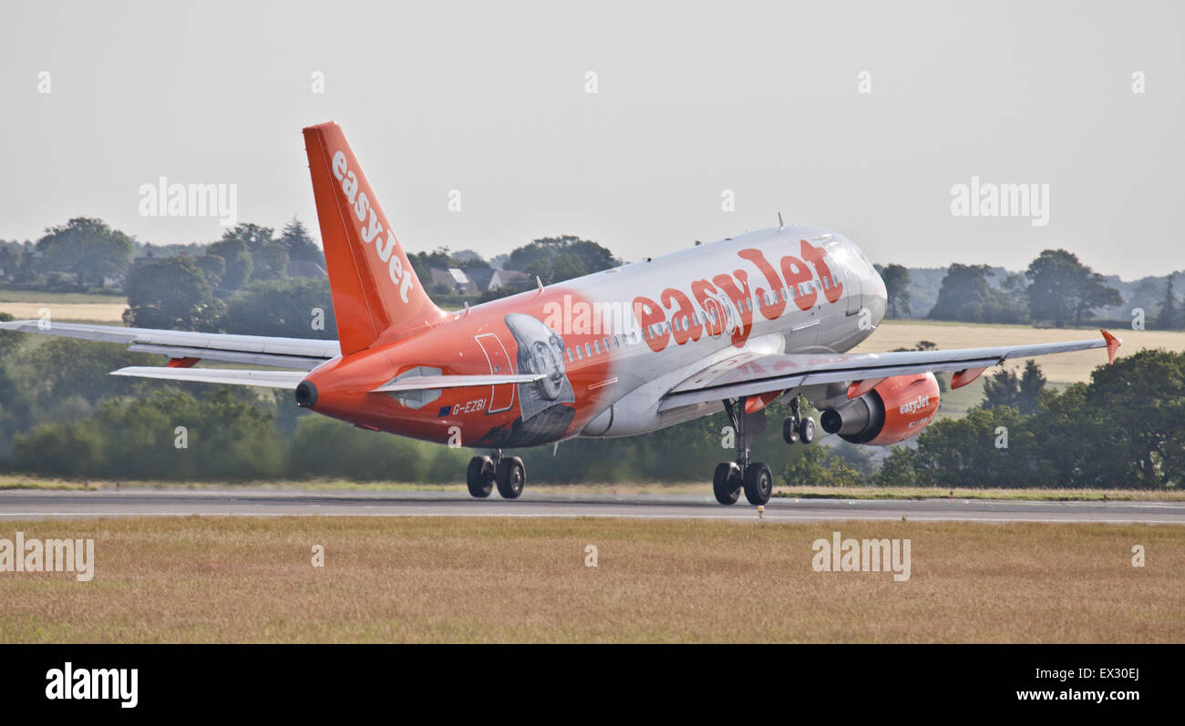 Easyjet new livery hi-res stock photography and images - Alamy