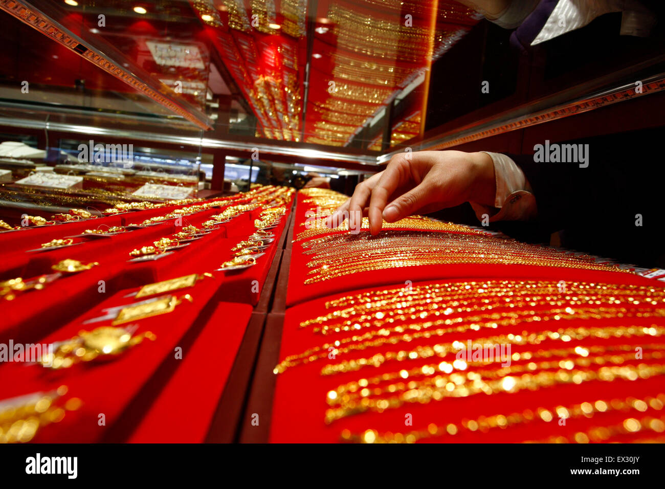 Gold store hi-res stock photography and images - Alamy