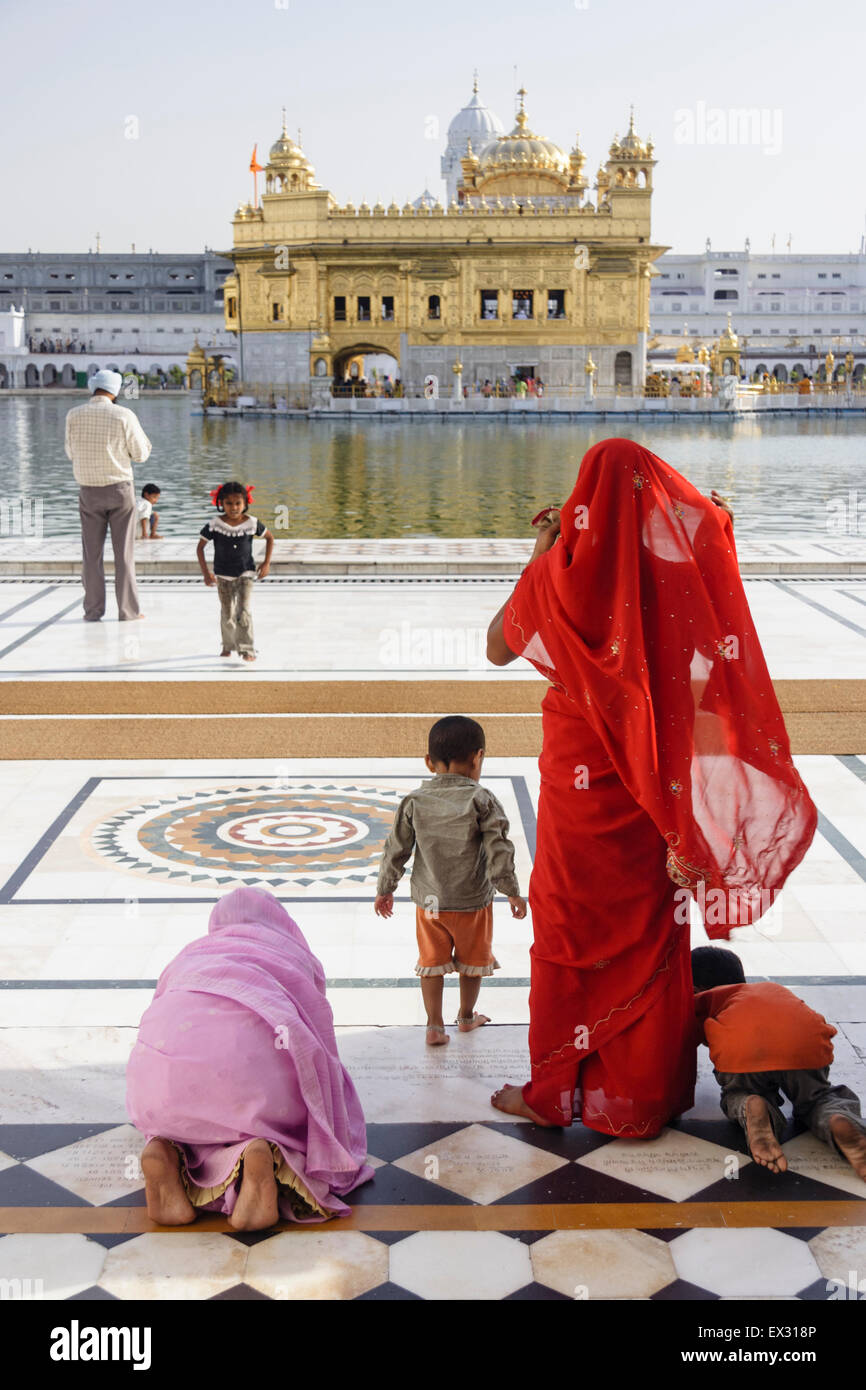 Pilgrims at the Golden Temple, Amritsar, India Stock Photo - Alamy