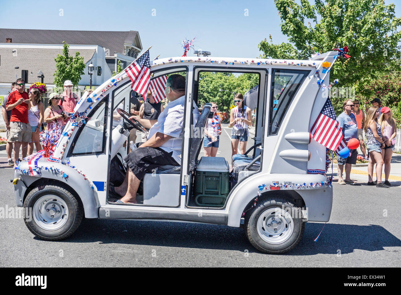4th july parade flags cars hi-res stock photography and images - Alamy
