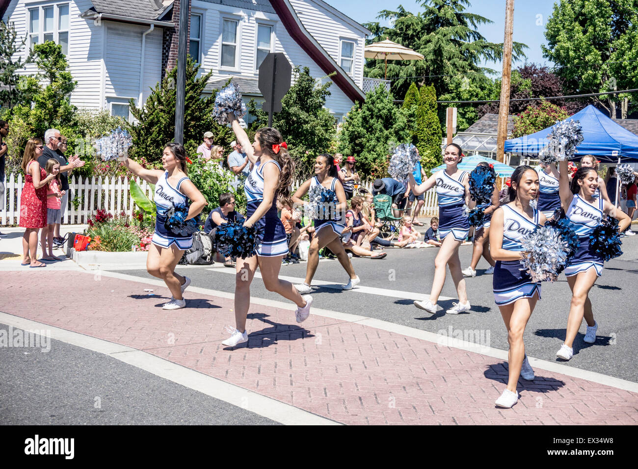 4th july parade flags cars hi-res stock photography and images - Alamy