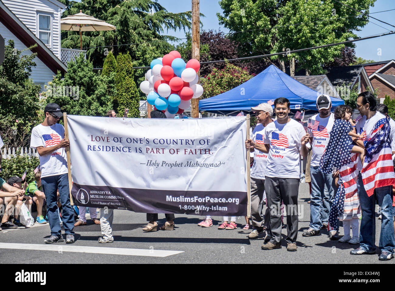 4th july parade flags cars hi-res stock photography and images - Alamy