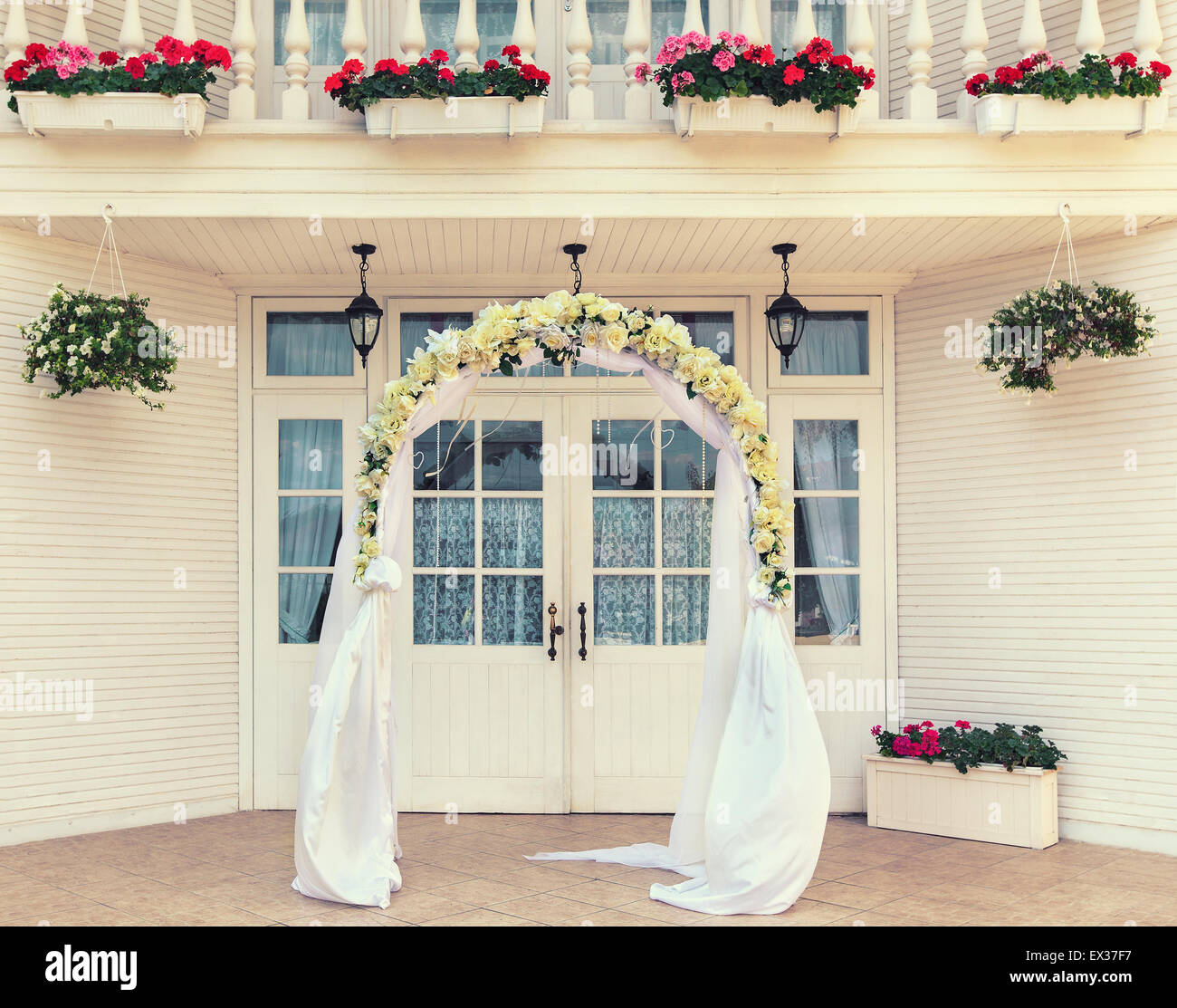 Wedding arch flowers hi-res stock photography and images - Alamy