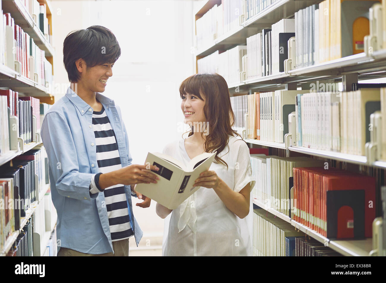 University students in the library Stock Photo - Alamy