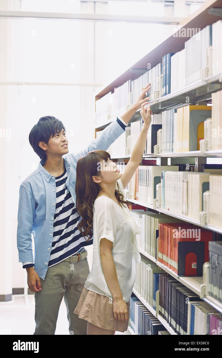 Students library reading book hi-res stock photography and images - Alamy