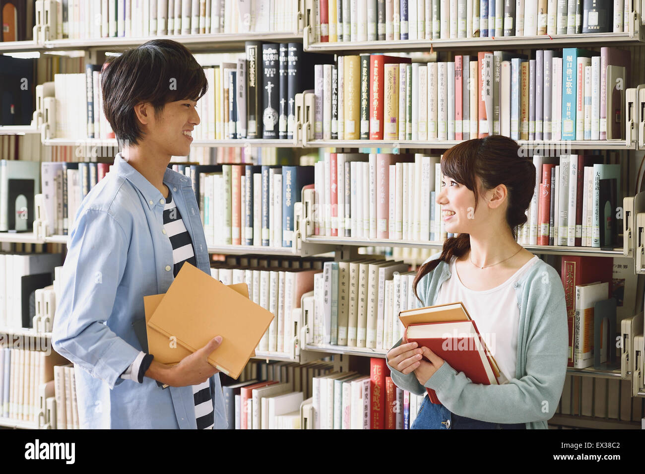Students library reading book hi-res stock photography and images - Alamy